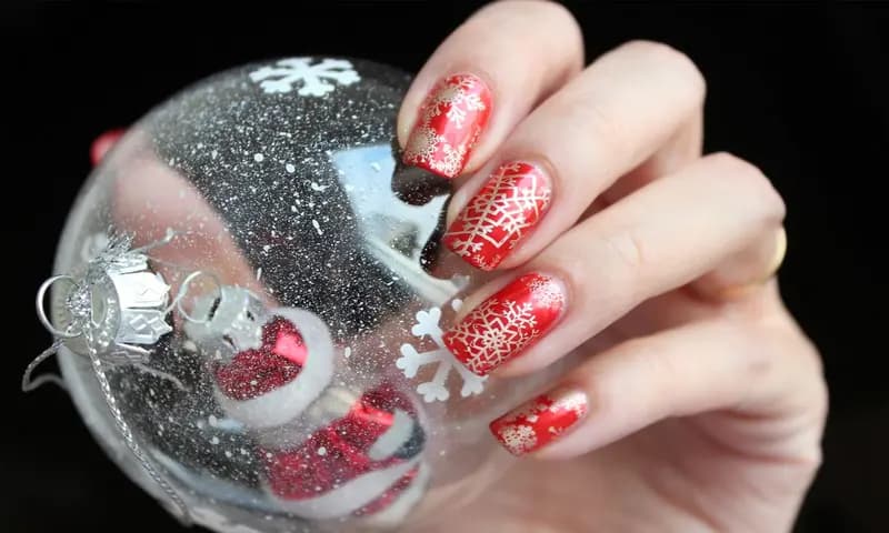 20 Inspirasi Nail Art Natal untuk Tampilan Kuku yang Memukau